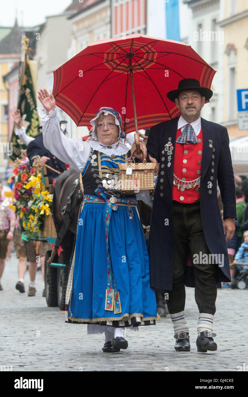 Straubing, Germany. 12th Aug, 2016. Participants of the traditional ...