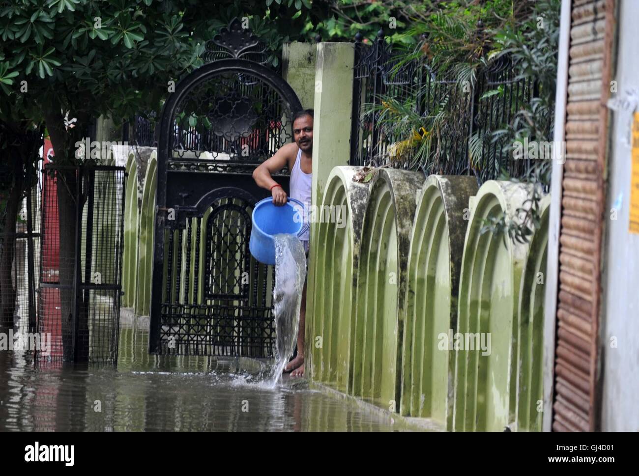Allahabad, Uttar Pradesh, India. 13th Aug, 2016. Allahabad: A man clean ...