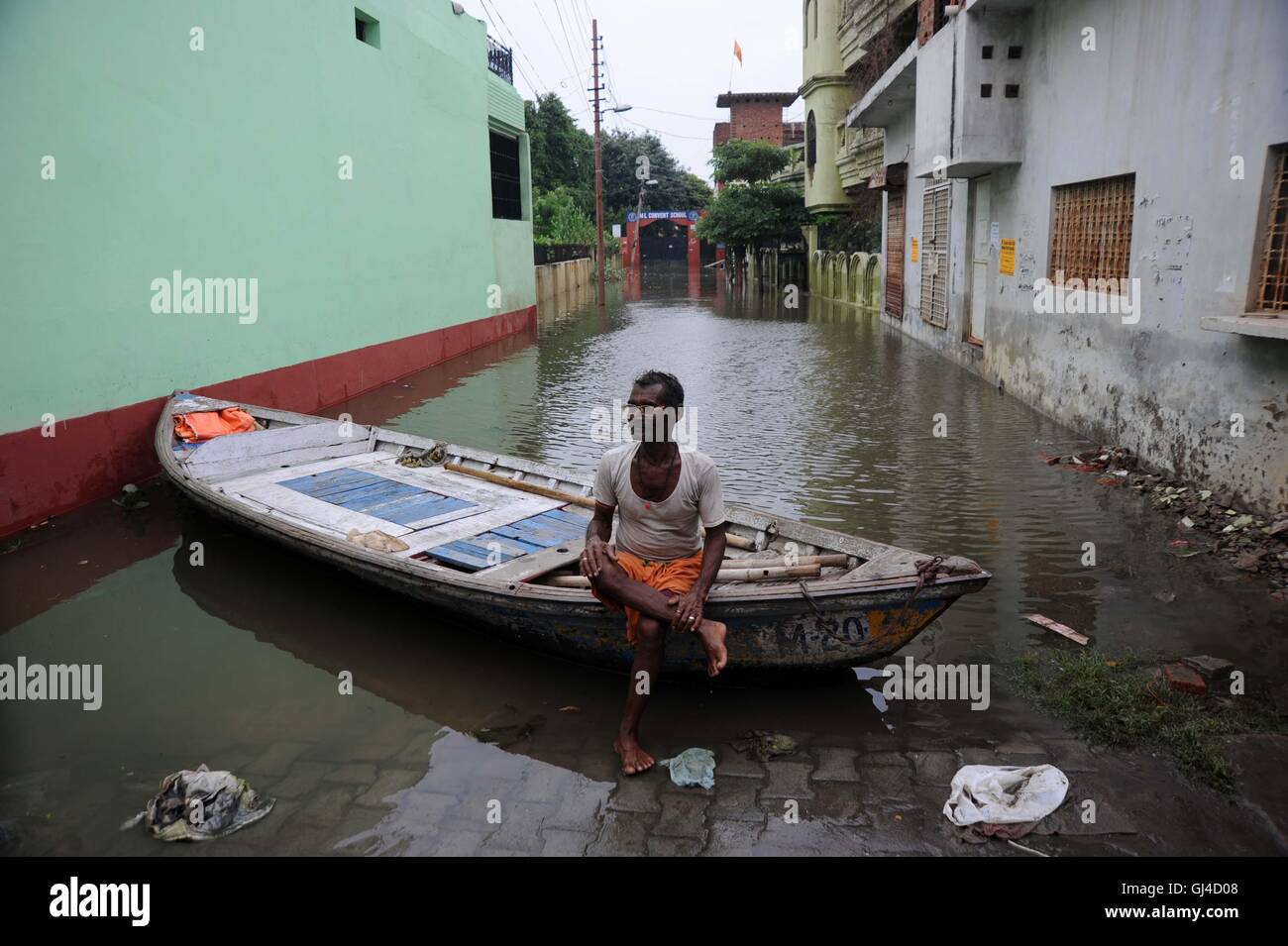 Allahabad, Uttar Pradesh, India. 13th Aug, 2016. Allahabad: A boat man ...