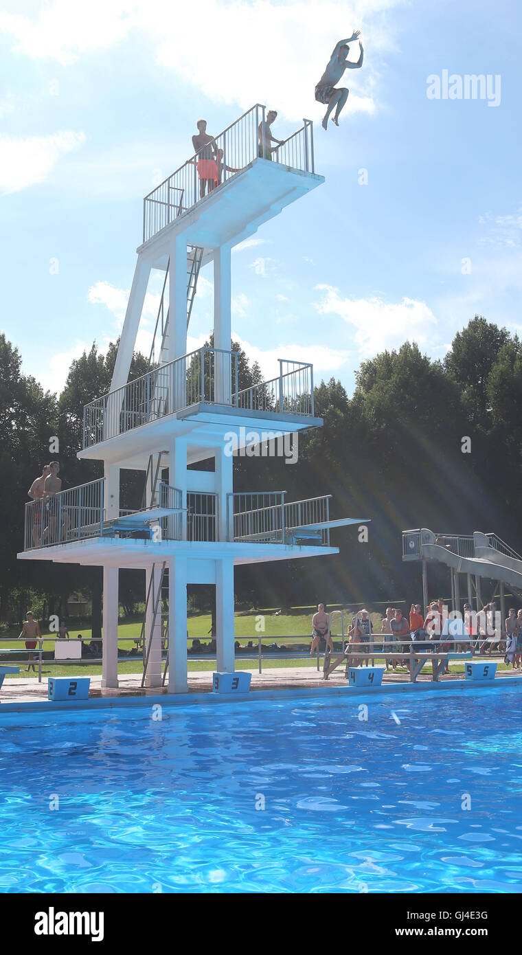 Cannonball jump hi-res stock photography and images - Alamy
