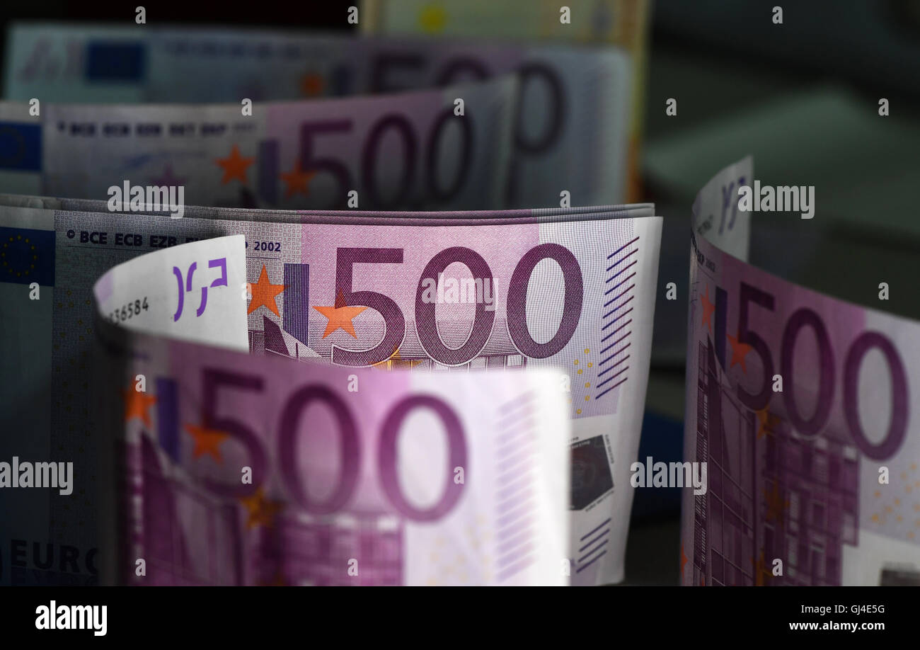 Berlin, Germany. 11th Aug, 2016. ILLUSTRATION - 500 Euro-notes ...