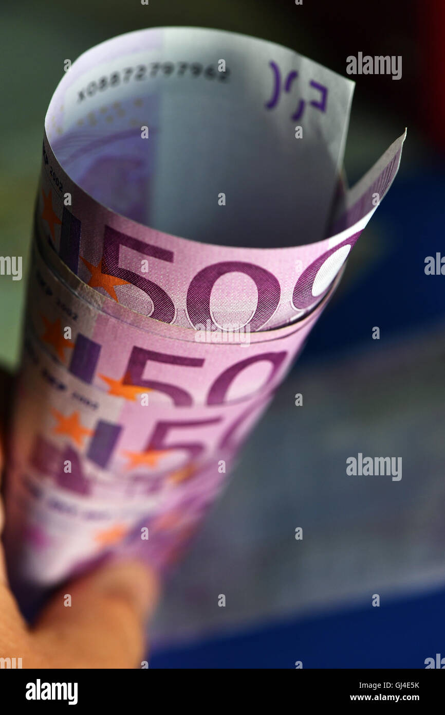 Berlin, Germany. 11th Aug, 2016. ILLUSTRATION - 500 Euro-notes ...