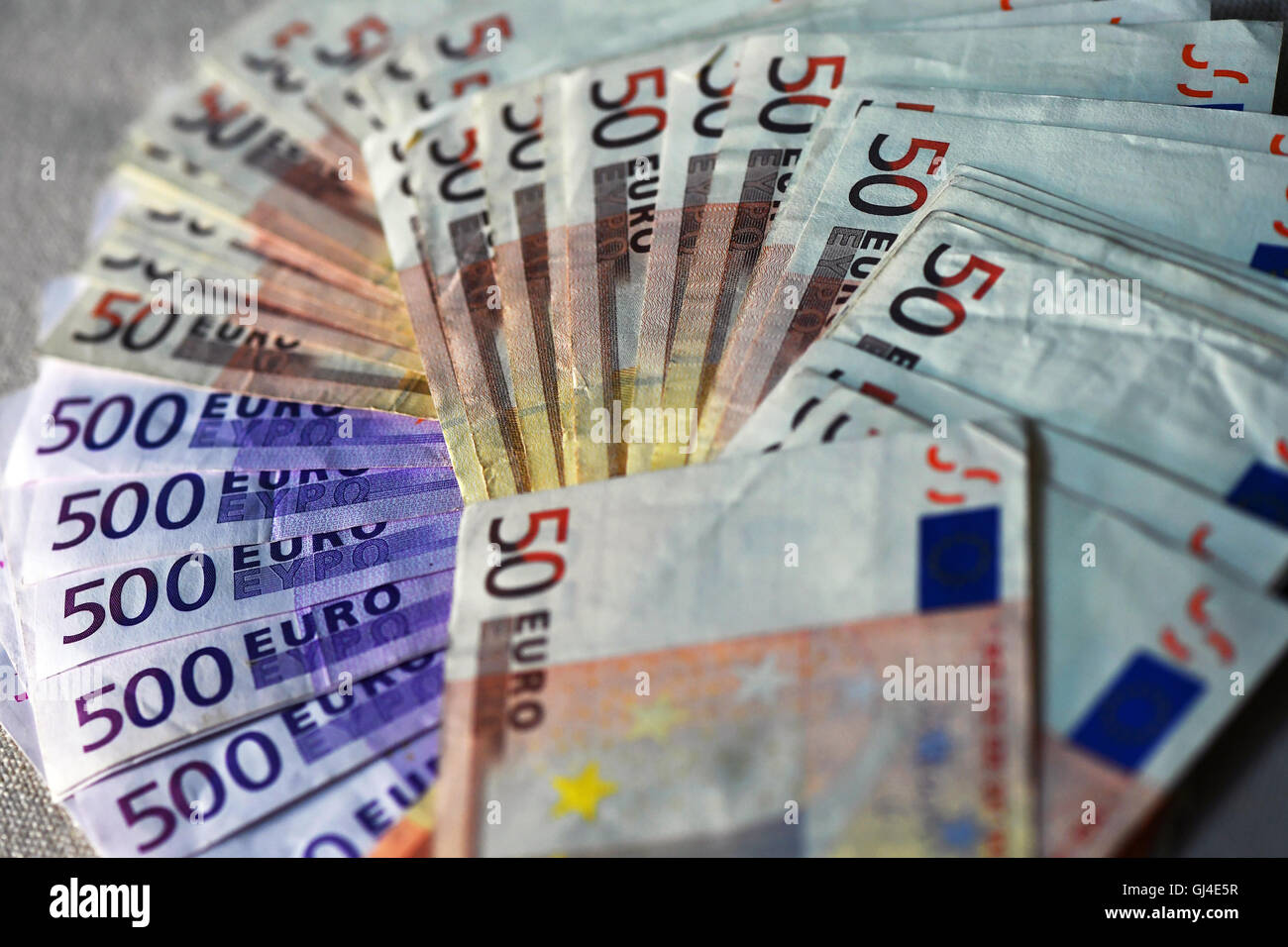 Berlin, Germany. 11th Aug, 2016. ILLUSTRATION - 500 Euro-notes ...
