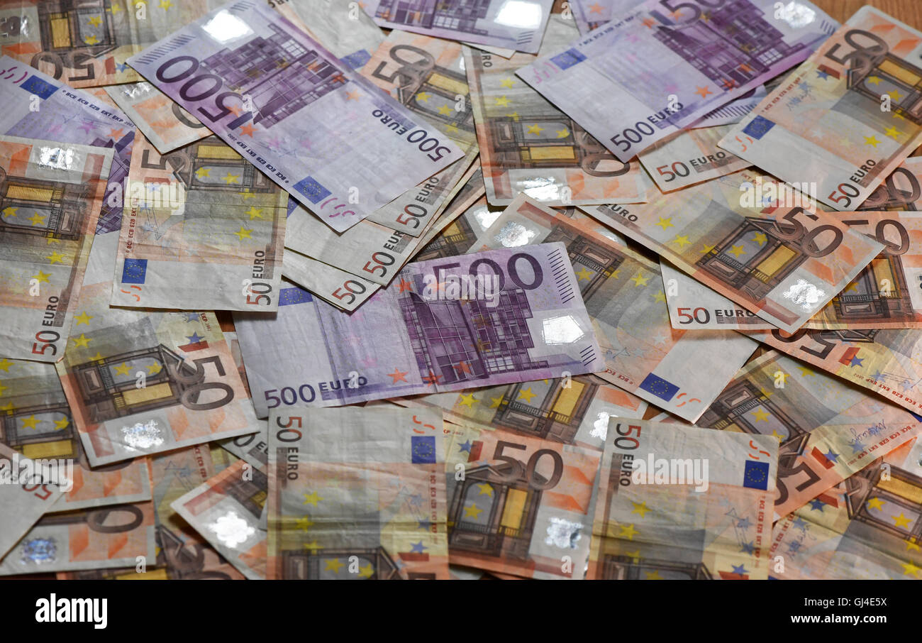 Berlin, Germany. 11th Aug, 2016. ILLUSTRATION - 500 Euro-notes ...