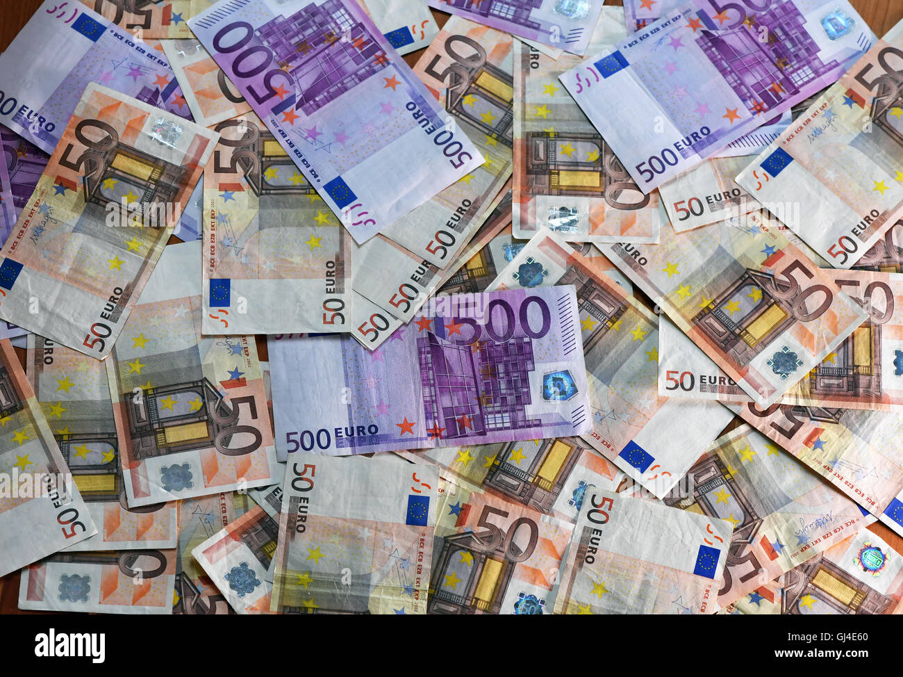Berlin, Germany. 11th Aug, 2016. ILLUSTRATION - 500 Euro-notes ...