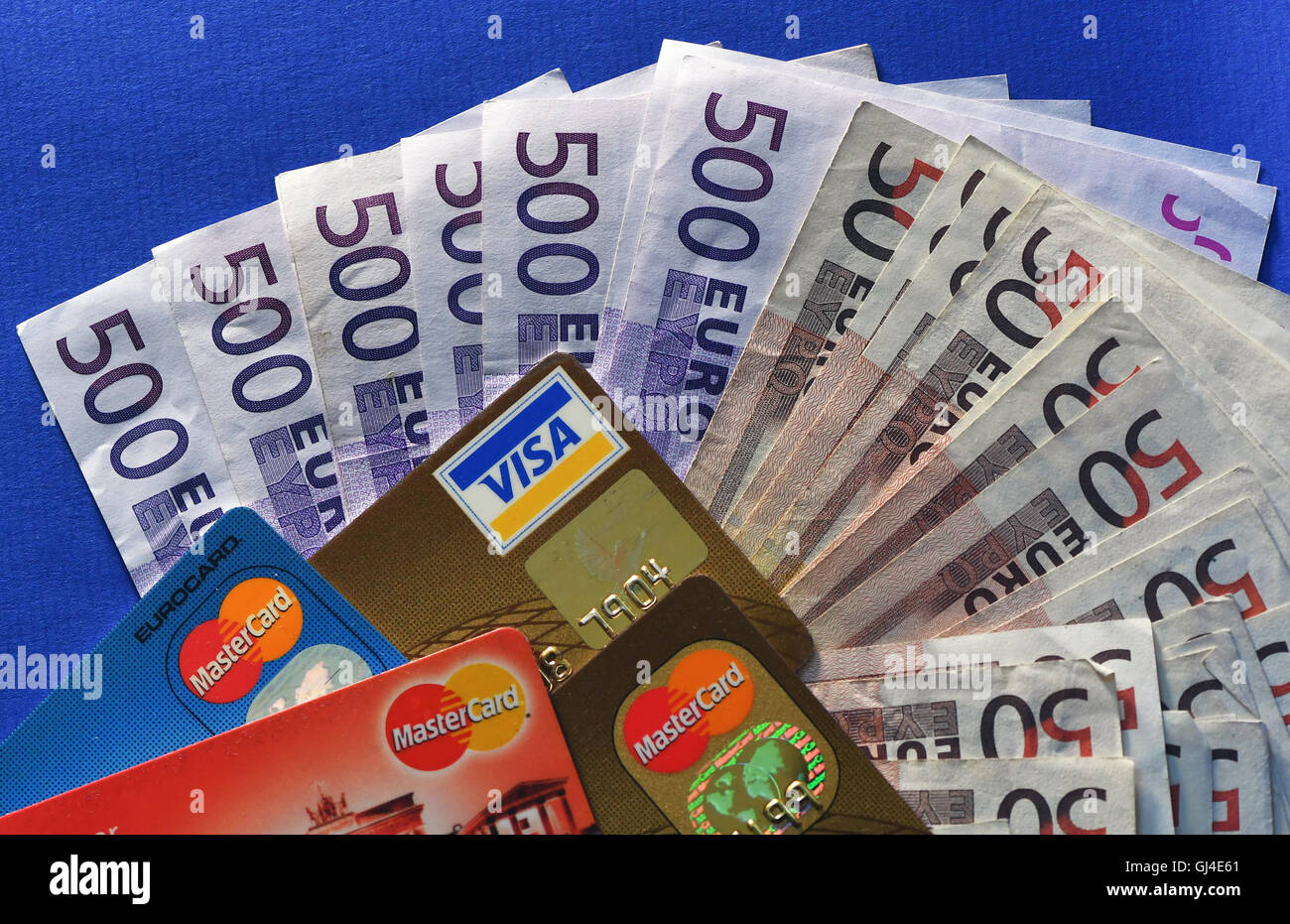 Berlin, Germany. 11th Aug, 2016. ILLUSTRATION - 500 Euro-notes ...