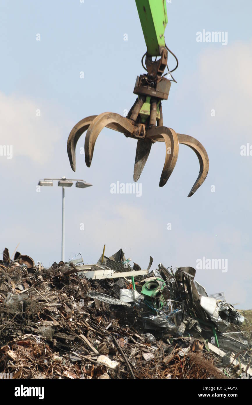 Scrap metal crane grabber hi-res stock photography and images - Alamy