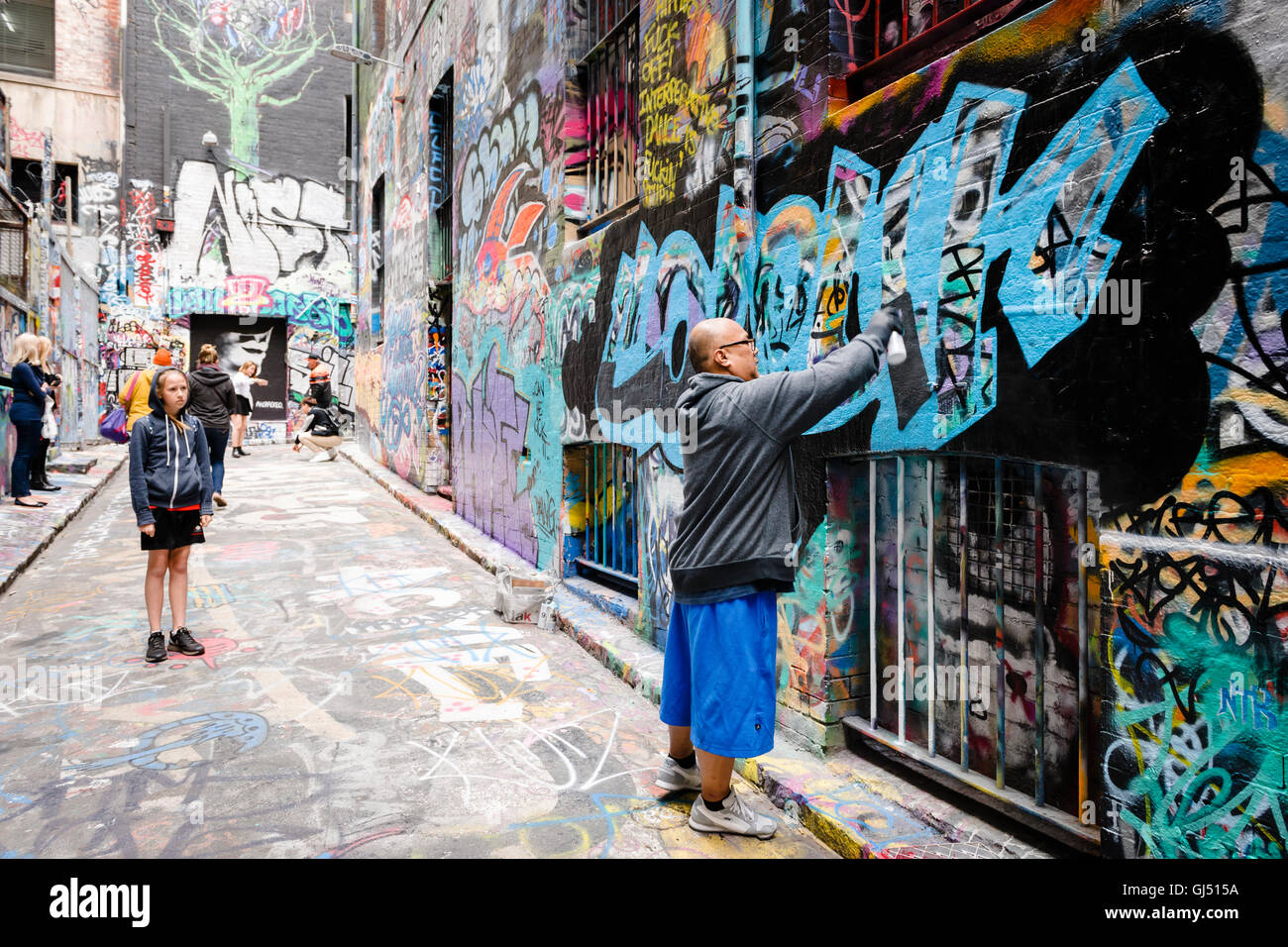 A street artist at work on Hosier Lane in Melbourne Stock Photo - Alamy