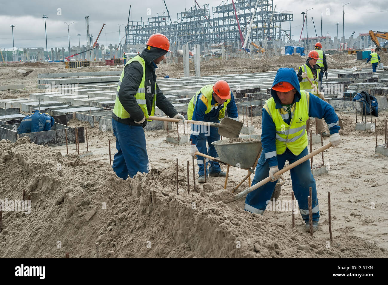 Workers do base under big oil tank Stock Photo - Alamy