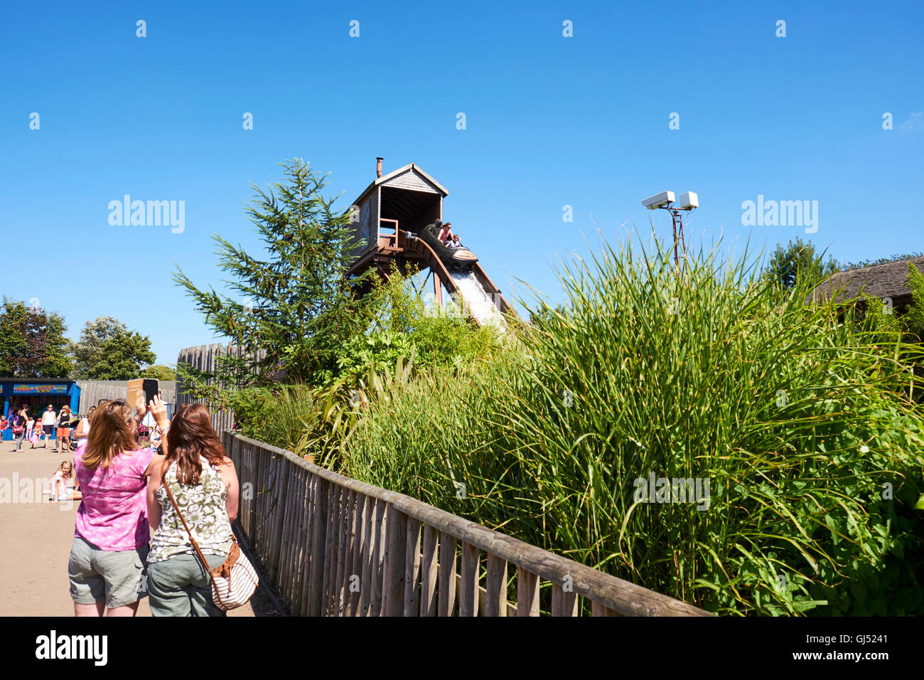 People Watching The Rocky River Falls Log Flume Ride At Wicksteed Park ...