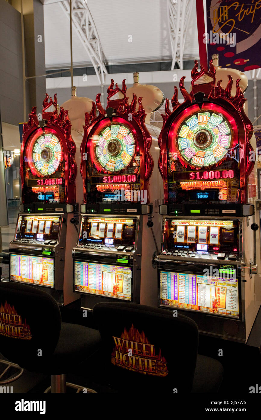 Las vegas airport slot machines hi-res stock photography and images - Alamy