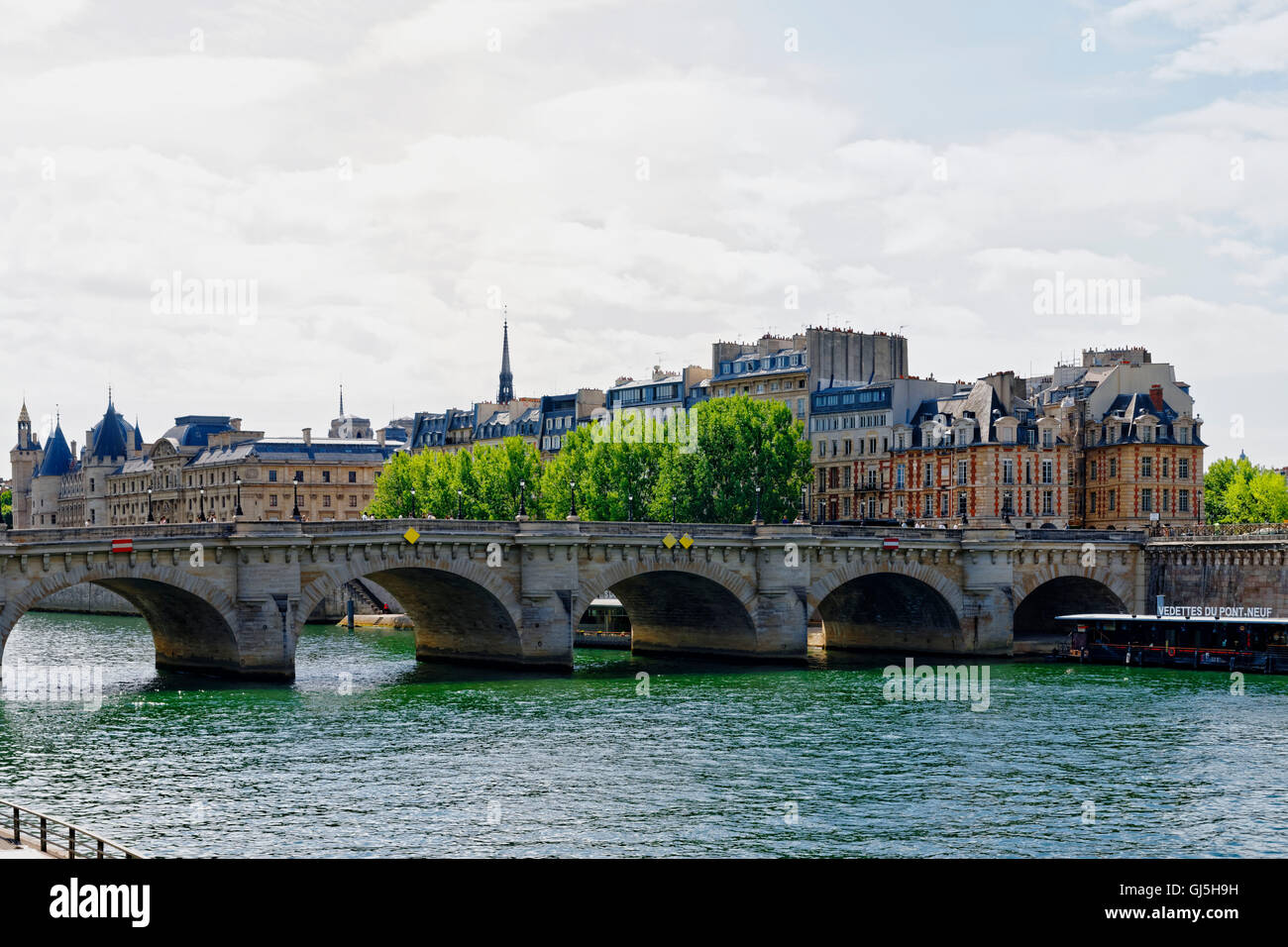 Vedettes you pont neuf hi-res stock photography and images - Alamy
