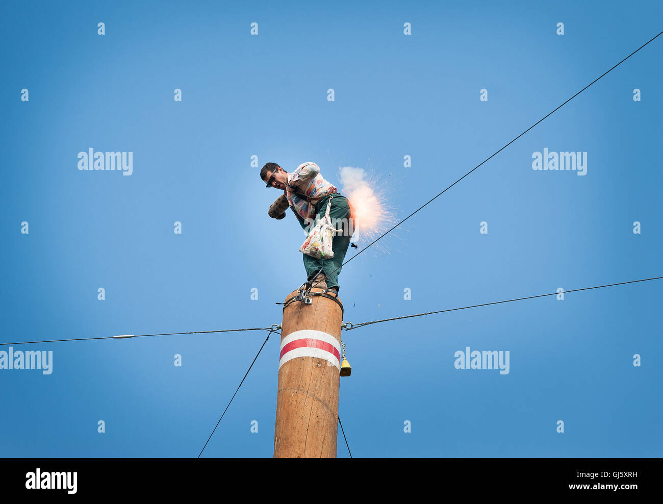 Brian Bartow does the famous tree event. The Squamish Loggers Day ...
