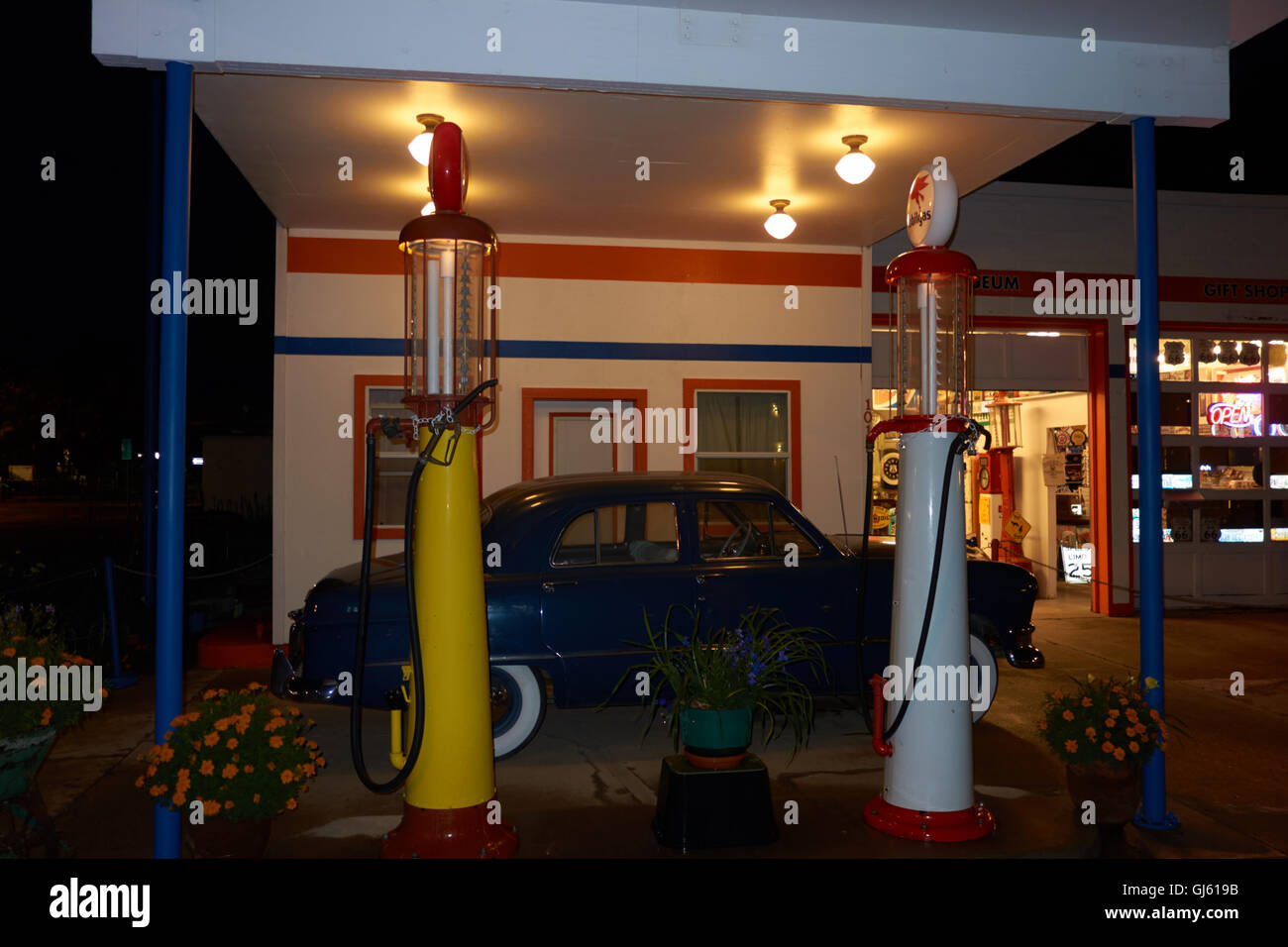 Old gas station hi-res stock photography and images - Alamy
