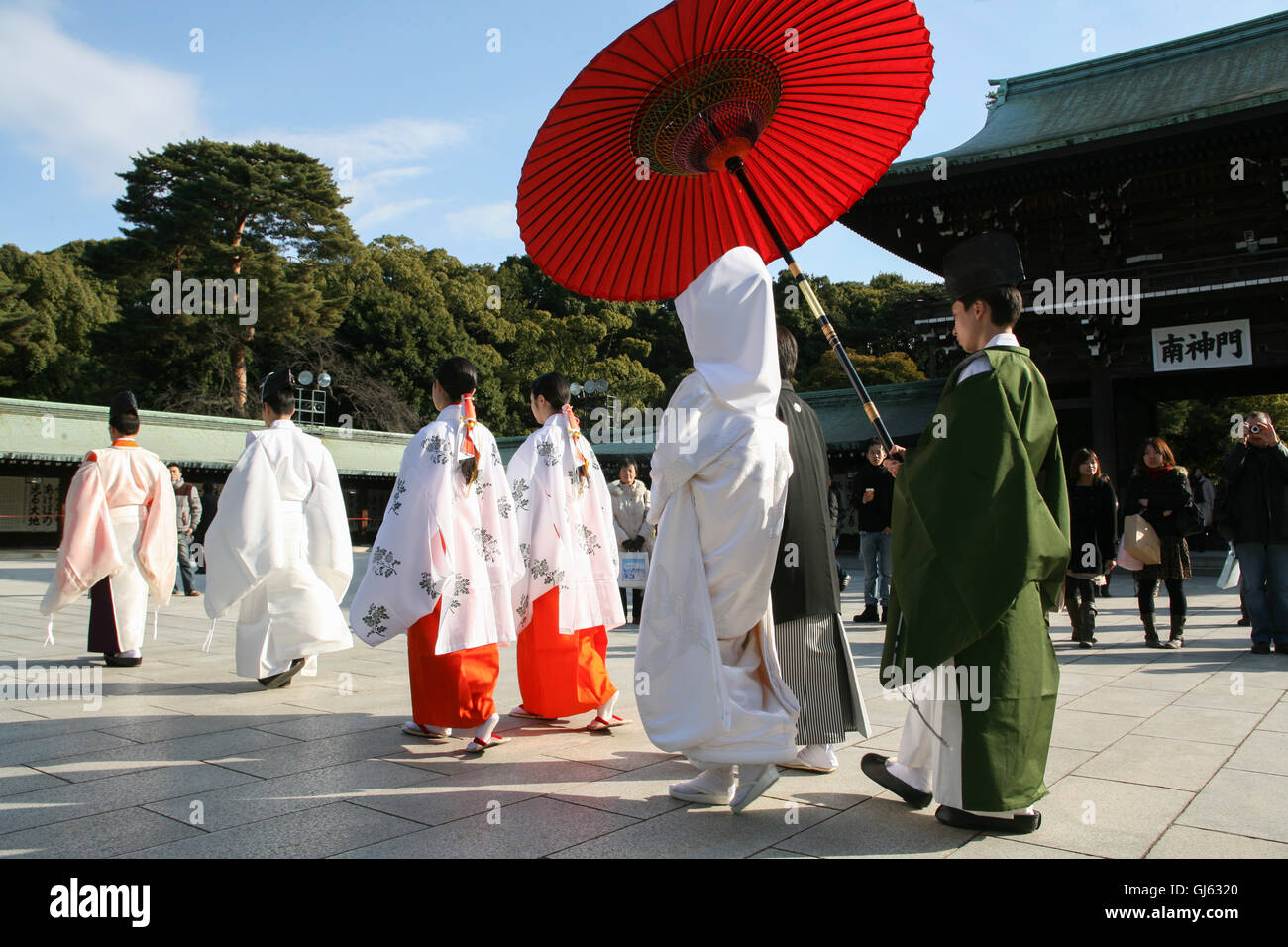 A traditional japanese wedding procession hi-res stock photography and ...