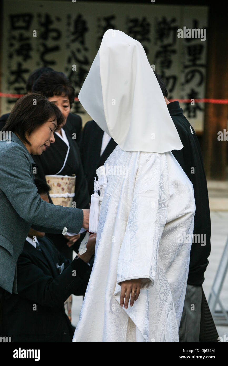 At a traditional Japanese Shinto wedding ceremony, the bride and groom ...