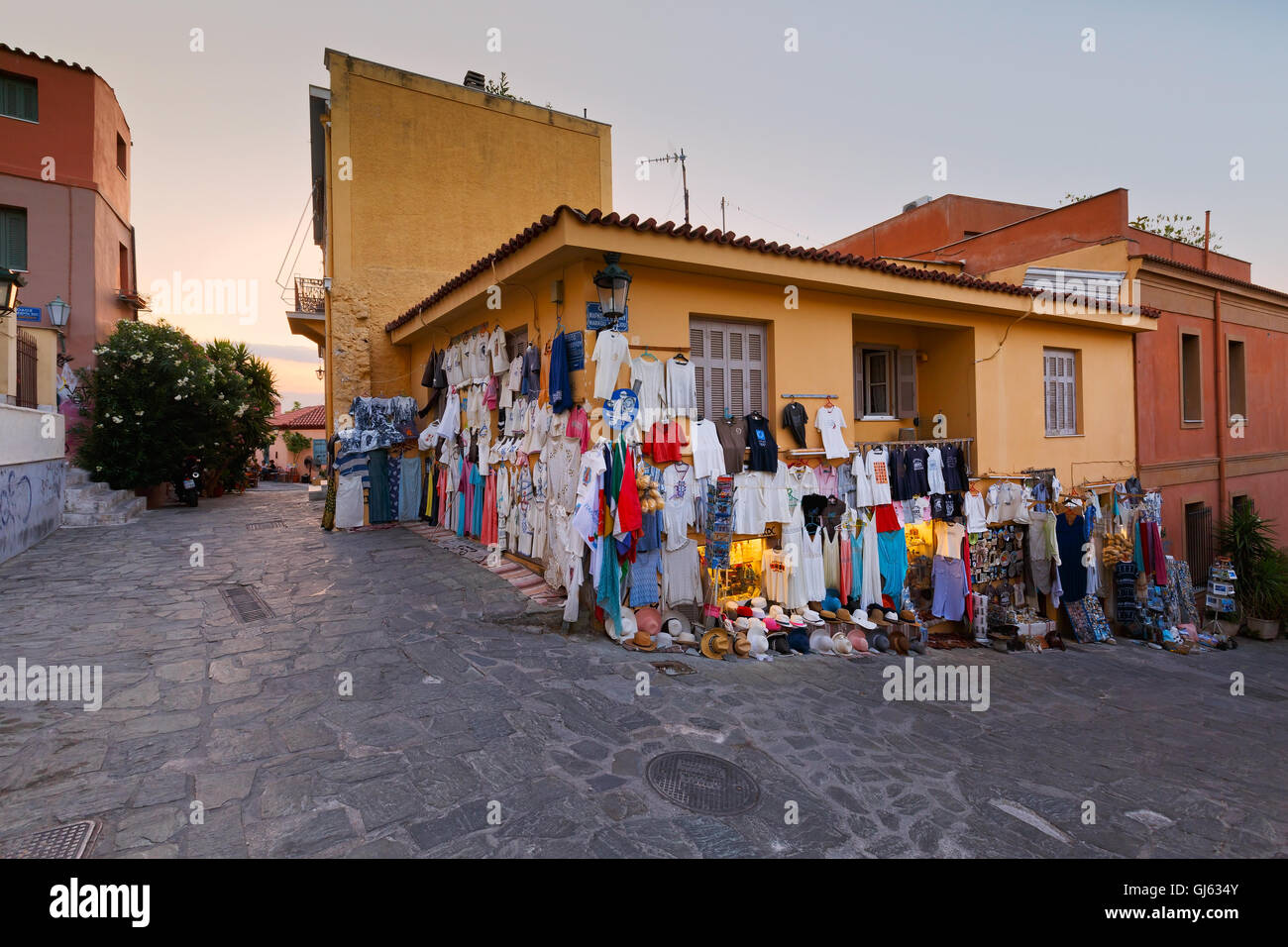 Shop in the old town of Plaka Stock Photo - Alamy
