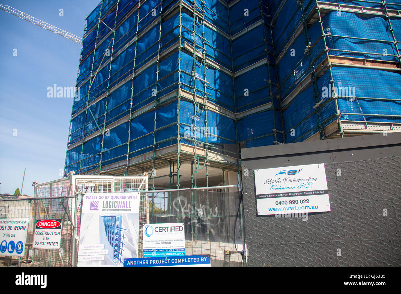 Hoarding scaffolding construction site hi-res stock photography and ...
