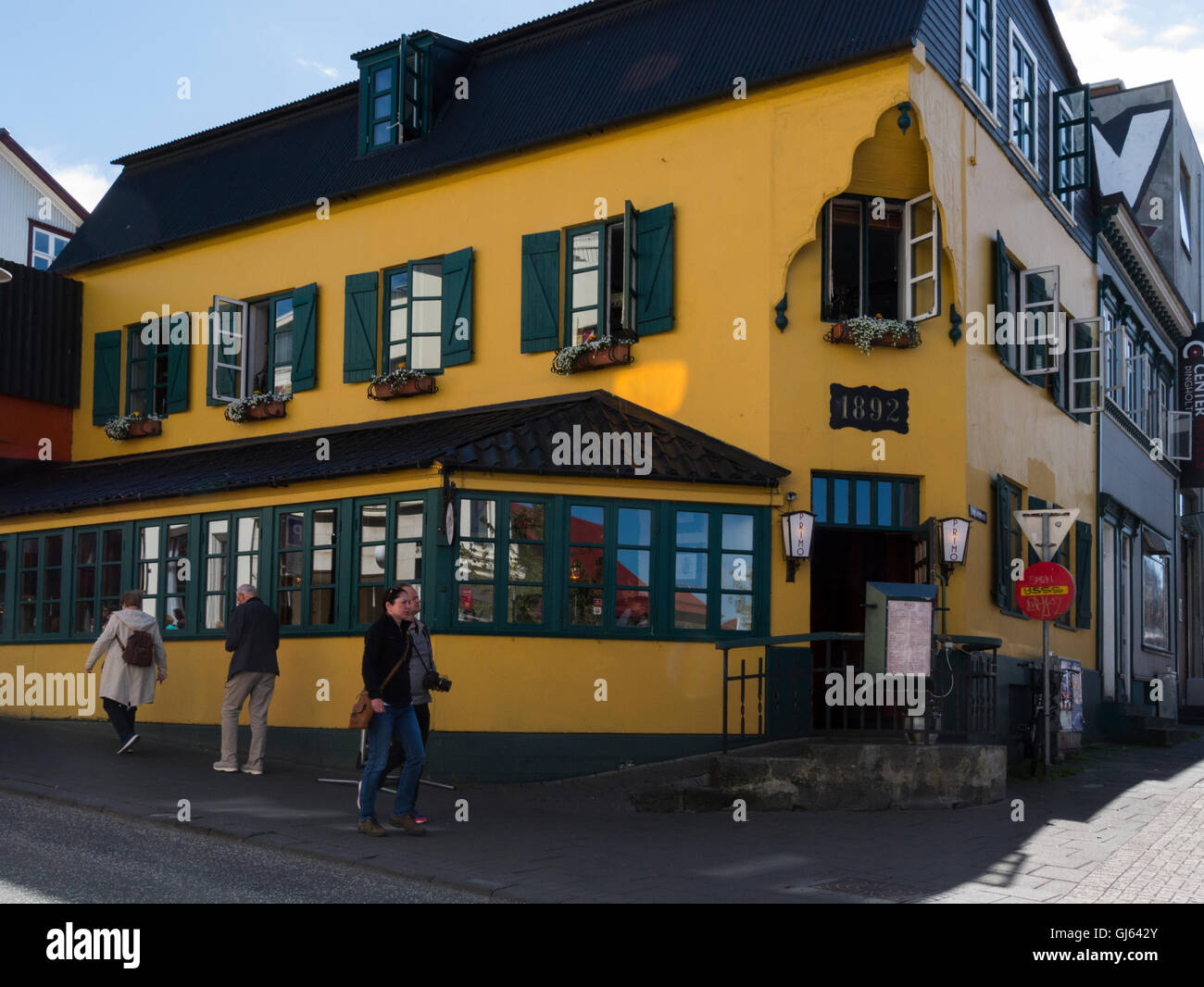 Green shuttered windows hi-res stock photography and images - Alamy
