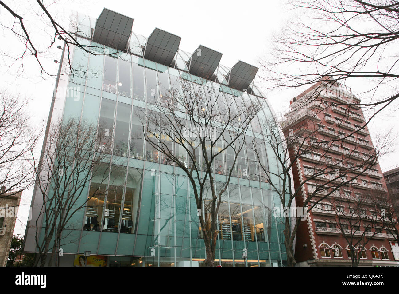 Curved fronted building that houses over several floors Gold's Gym and ...