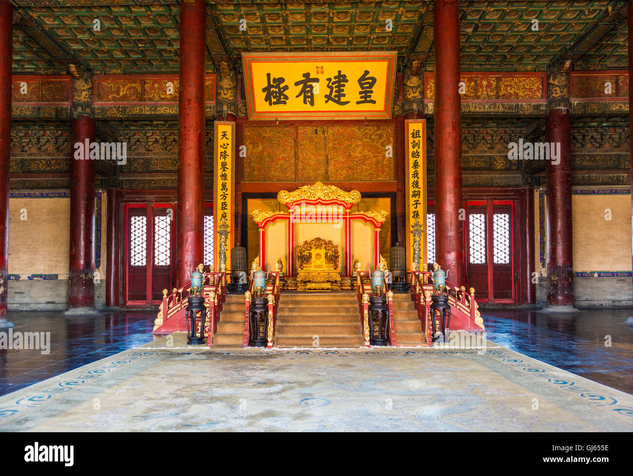 Chinese emperor's throne in Forbidden City Stock Photo - Alamy