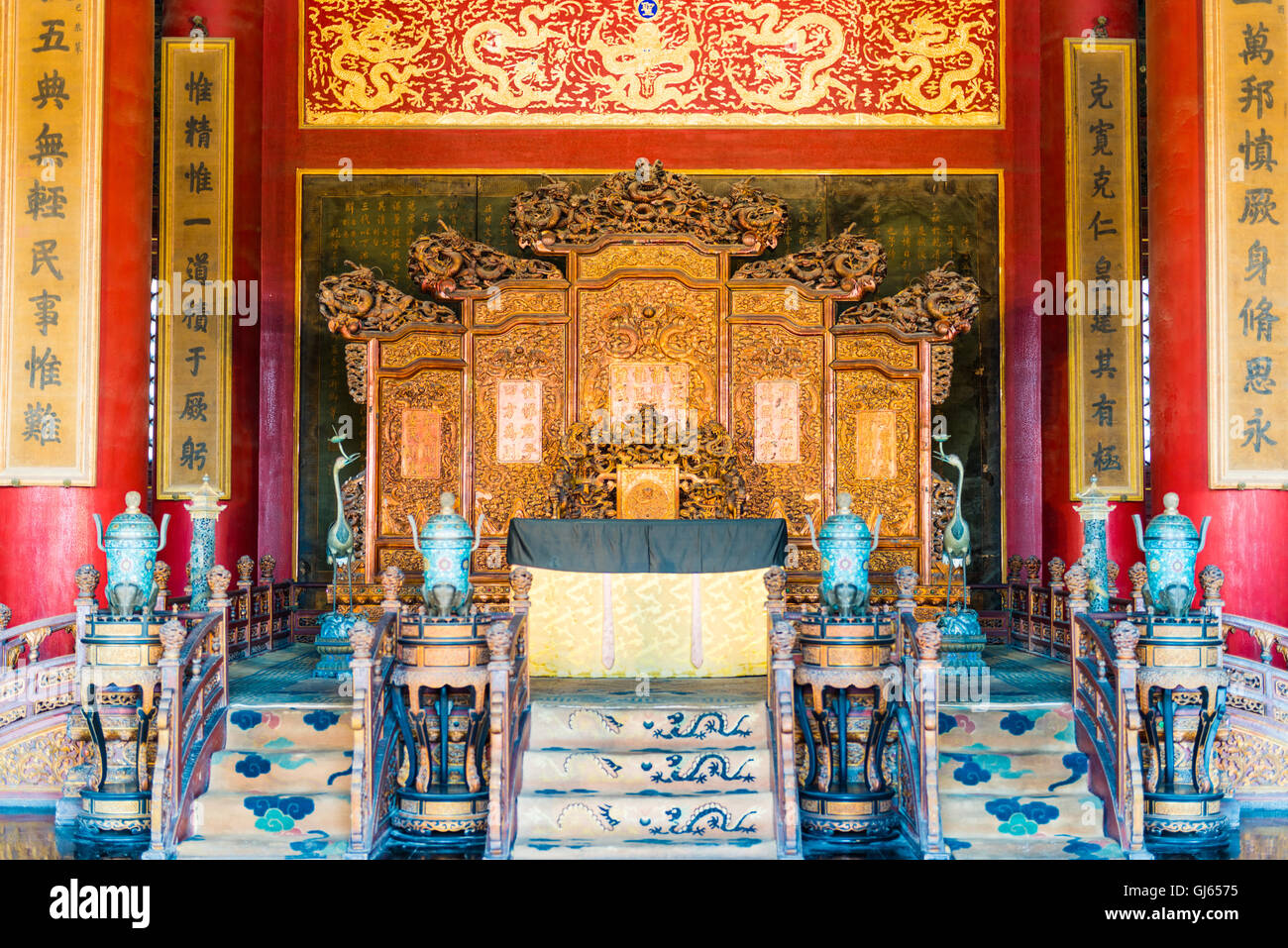 Chinese emperor's throne in Forbidden City Stock Photo - Alamy