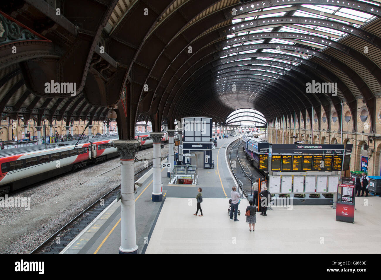 York railway station hi-res stock photography and images - Alamy