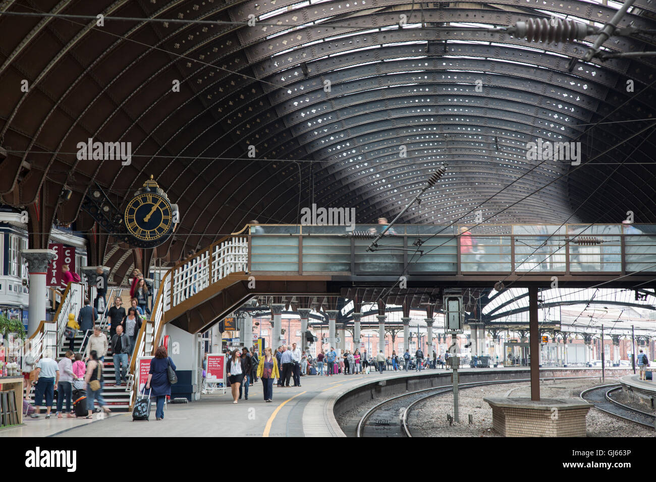 York railway station hi-res stock photography and images - Alamy
