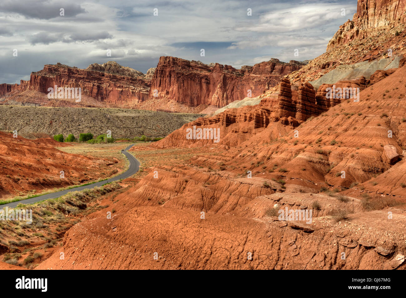 A view along the backside of the Waterpocket Fold in Utah's Capitol ...