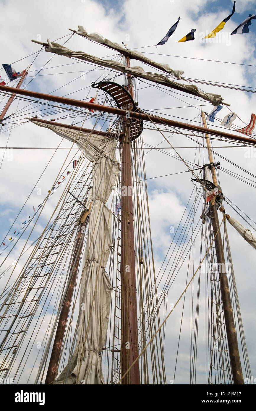 rigging of big sailing ship Stock Photo - Alamy