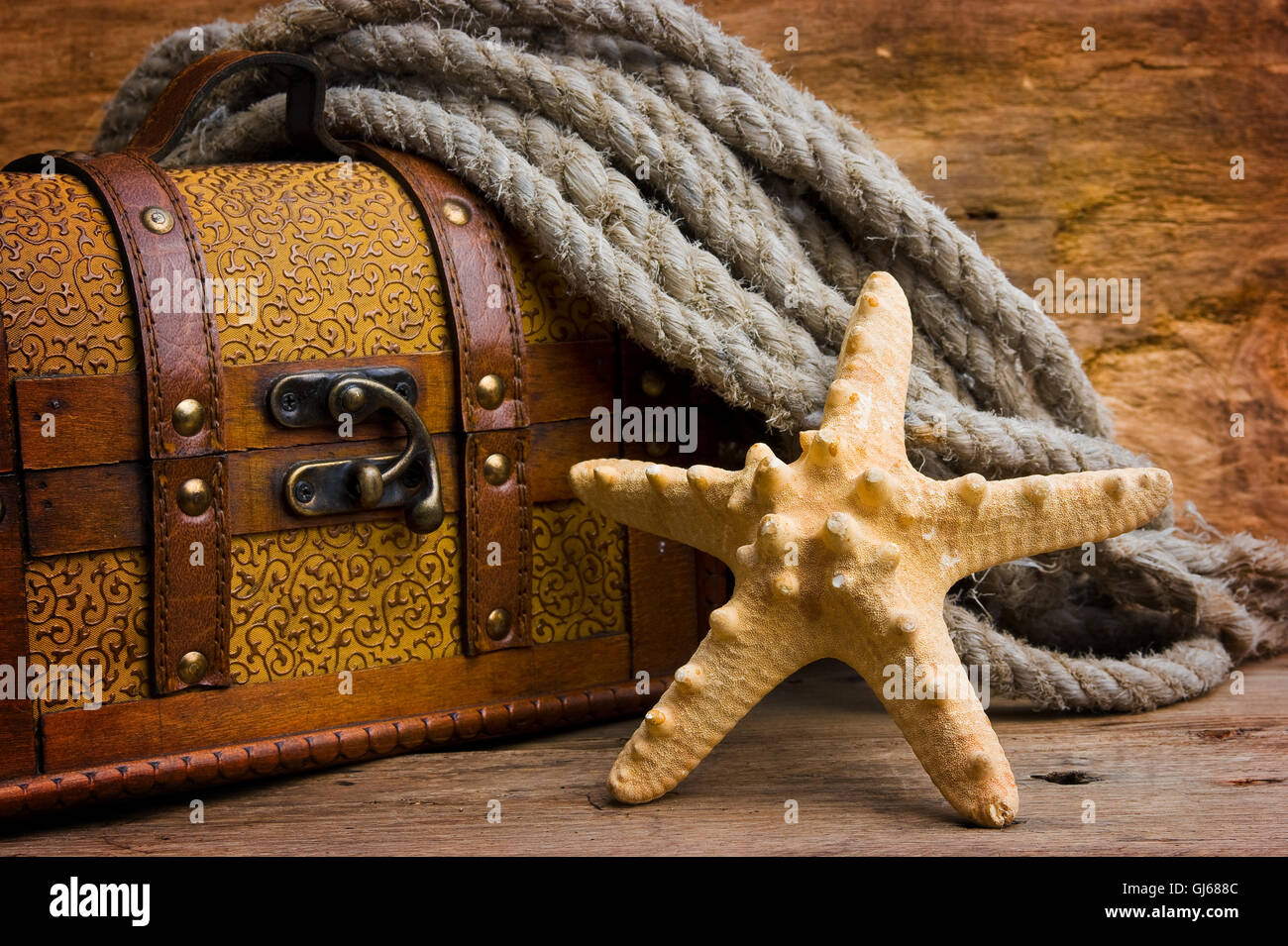 Pirate treasure chest Stock Photo - Alamy