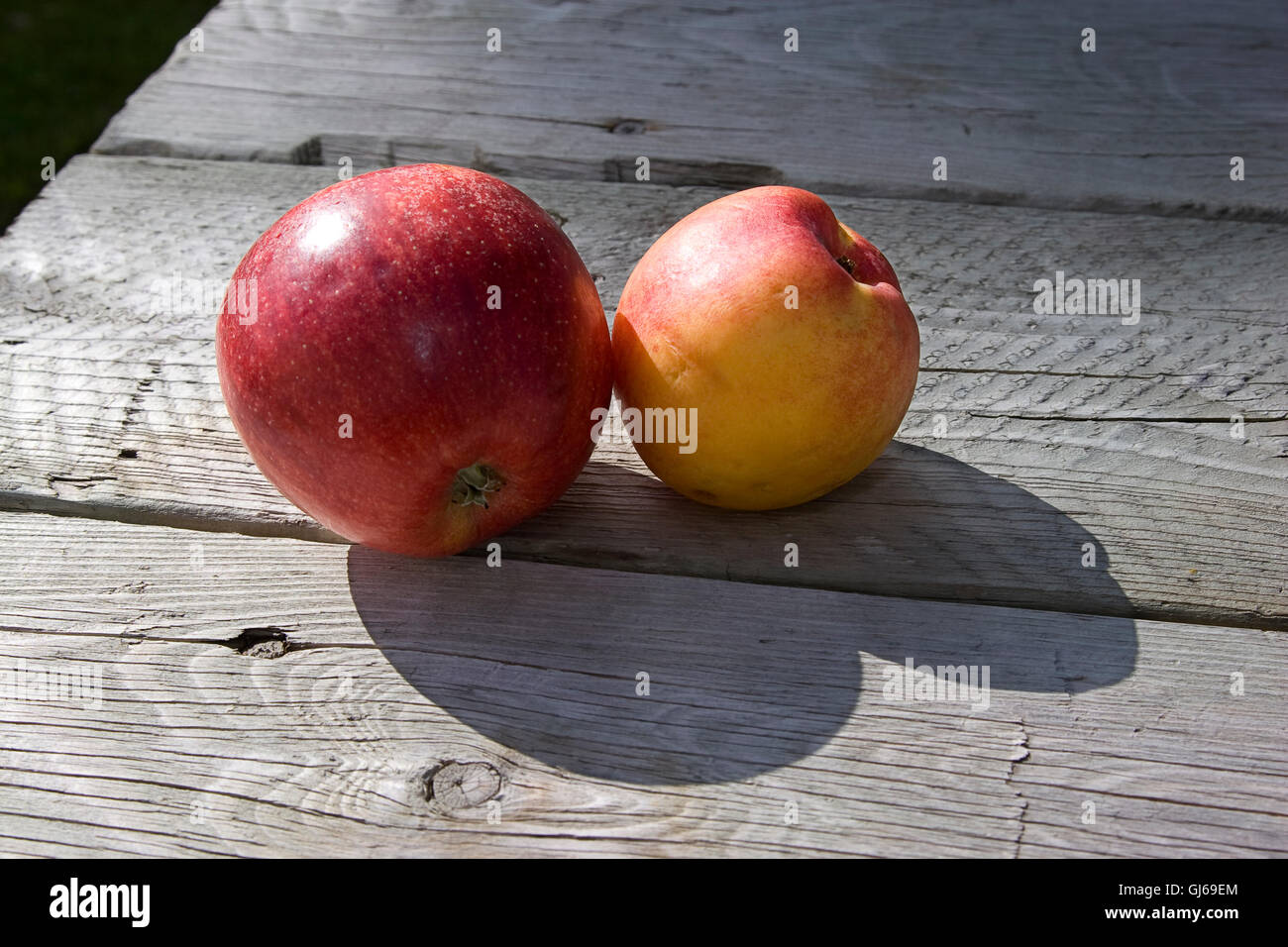 Apple and peach Stock Photo - Alamy