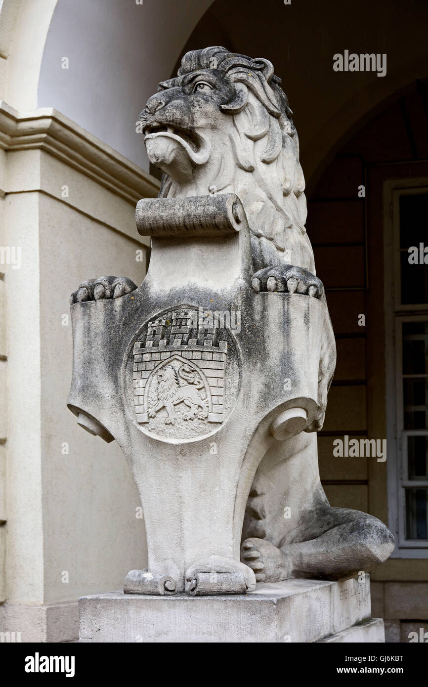 Sculpture of a lion in front of the hi-res stock photography and images ...