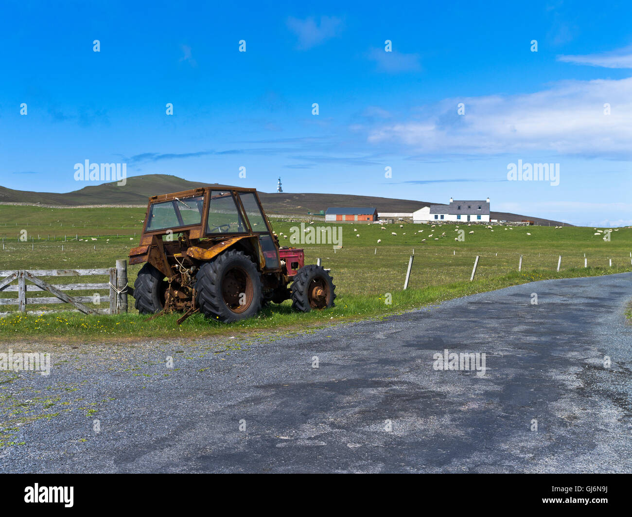 dh FAIR ISLE SHETLAND Rust old farm tractor farming uk Stock Photo - Alamy