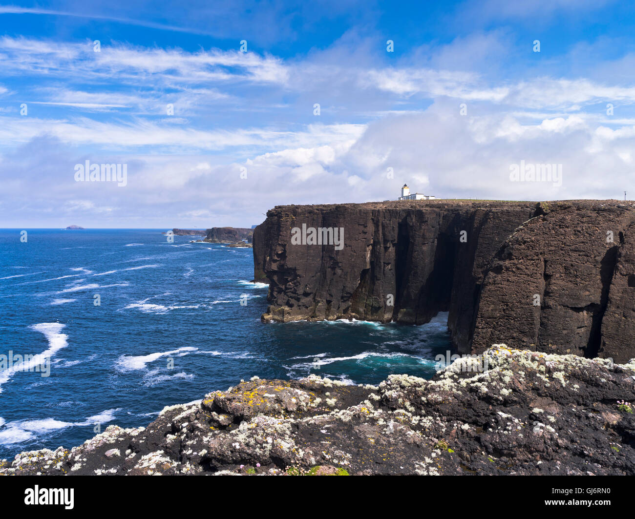 dh Eshaness Lighthouse ESHANESS SHETLAND Sea cliff top light house ...