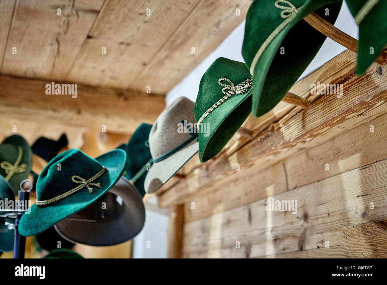 Milliner hi-res stock photography and images - Alamy