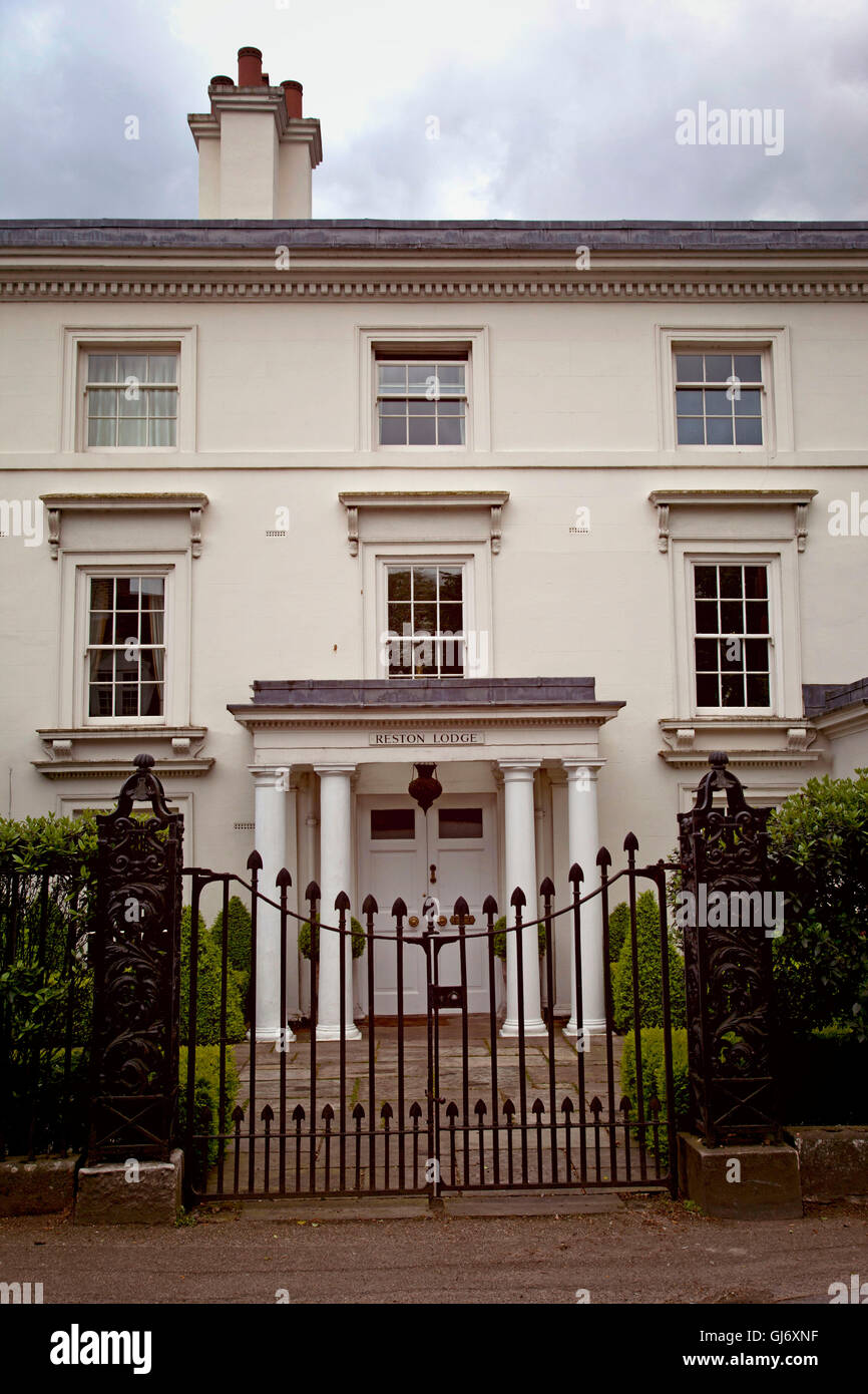 Great Britain, London, garden, gate, house, pillars, spring ...