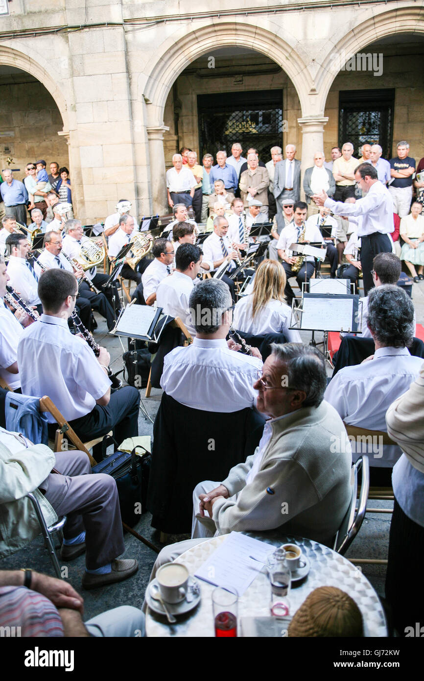 Street musical performance by local musicians along Rua do Vilar in the ...