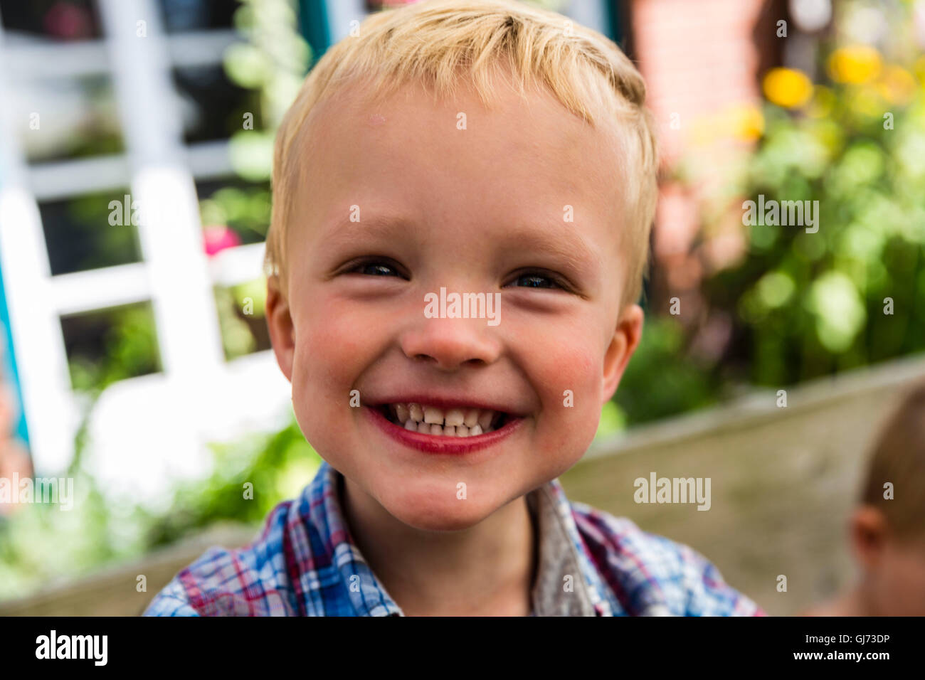Little boy is grinning into the camera, portrait Stock Photo - Alamy