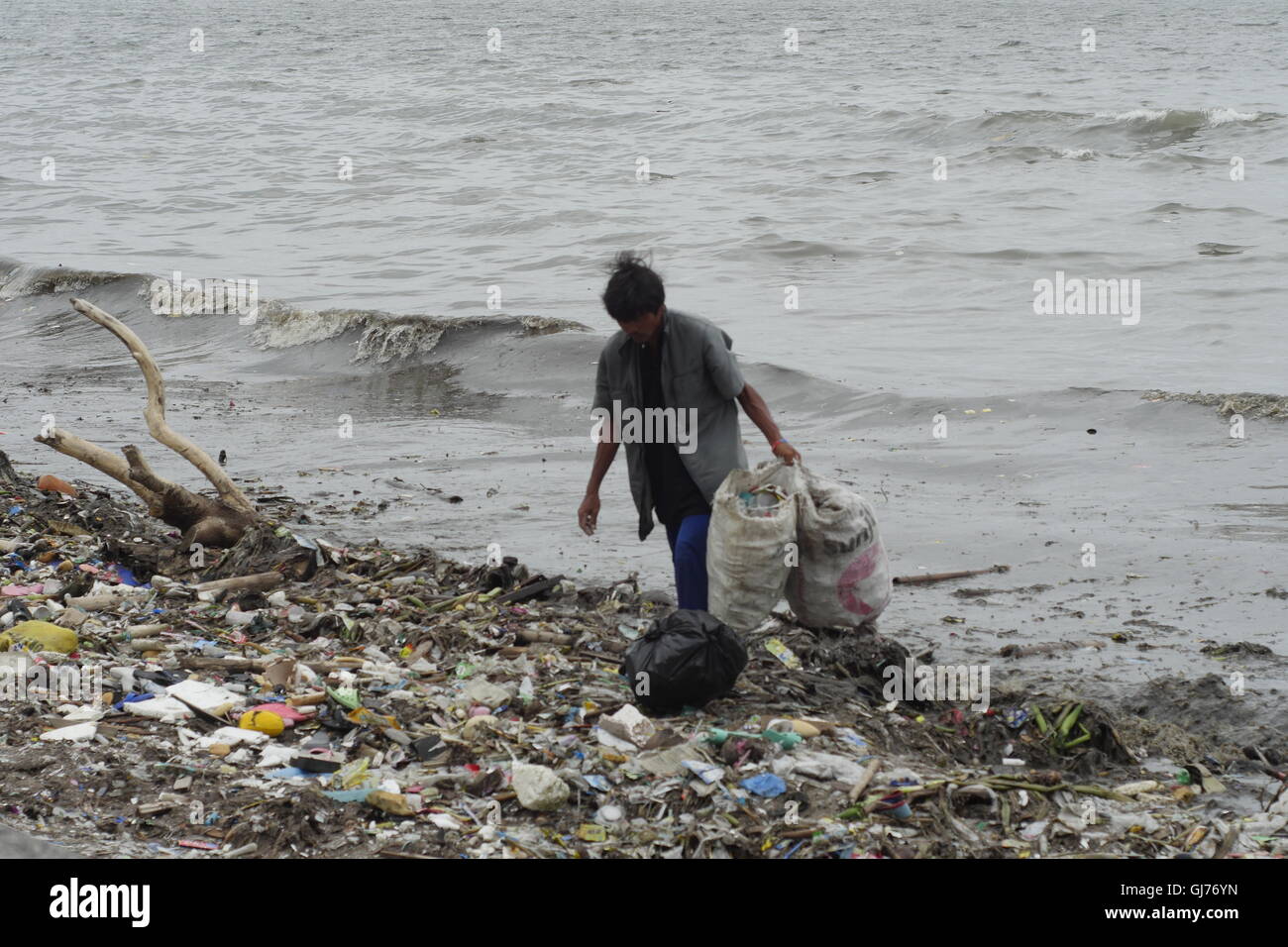 Manila, Philippines. 10th Aug, 2016. This man bravely walks the garbage ...