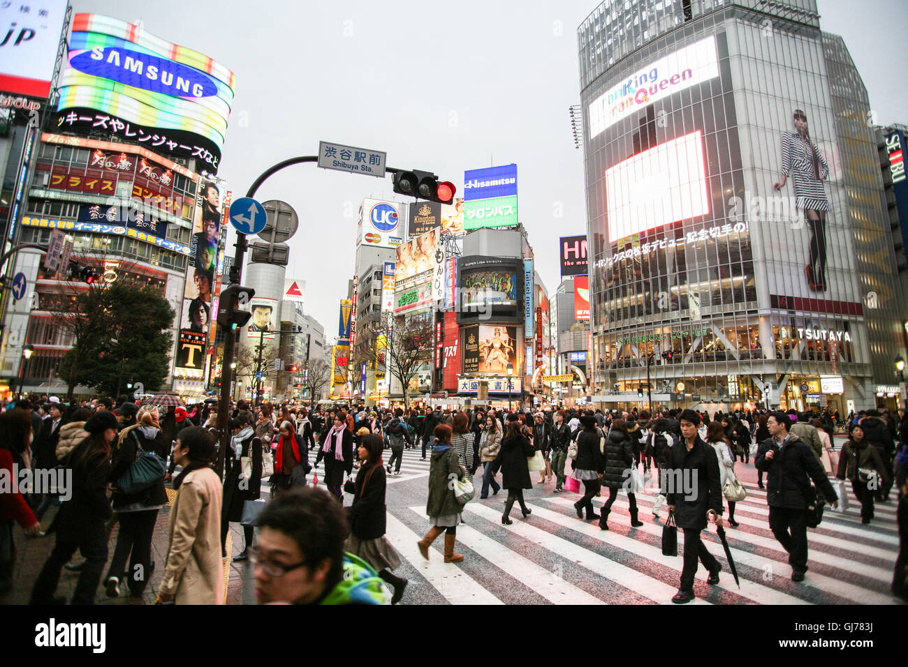 Hachiko scramble pedestrian crossing shibuya hi-res stock photography ...