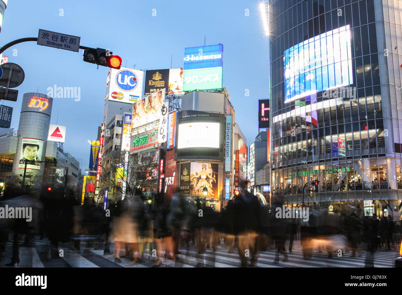 Pedestrians crossing the multi scramble crossings at Hachiko Square in ...