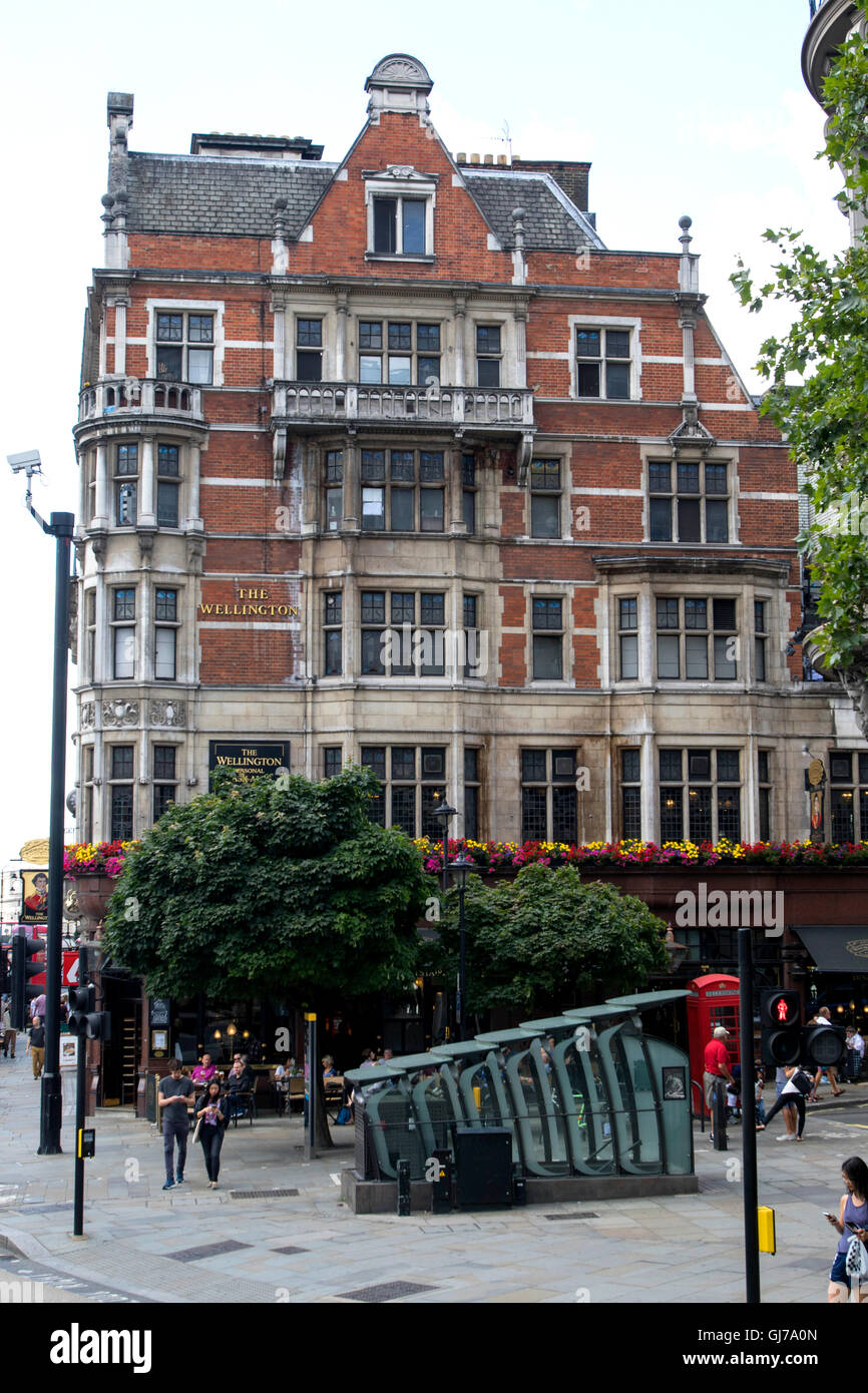 Theatre district pub hi-res stock photography and images - Alamy