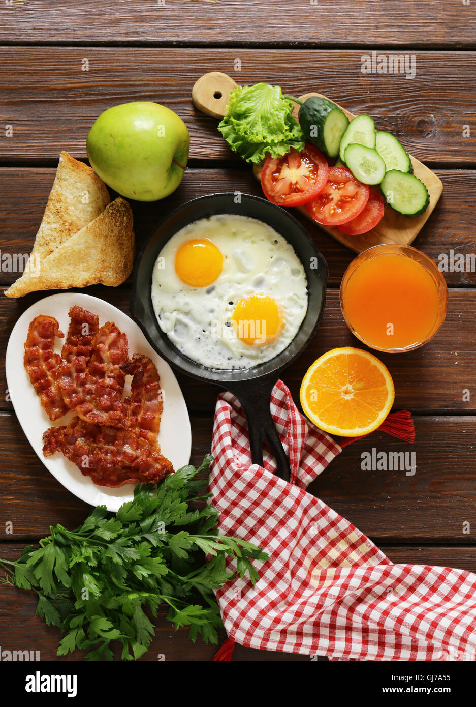 Traditional breakfast - eggs, bacon, toast and vegetables Stock Photo ...