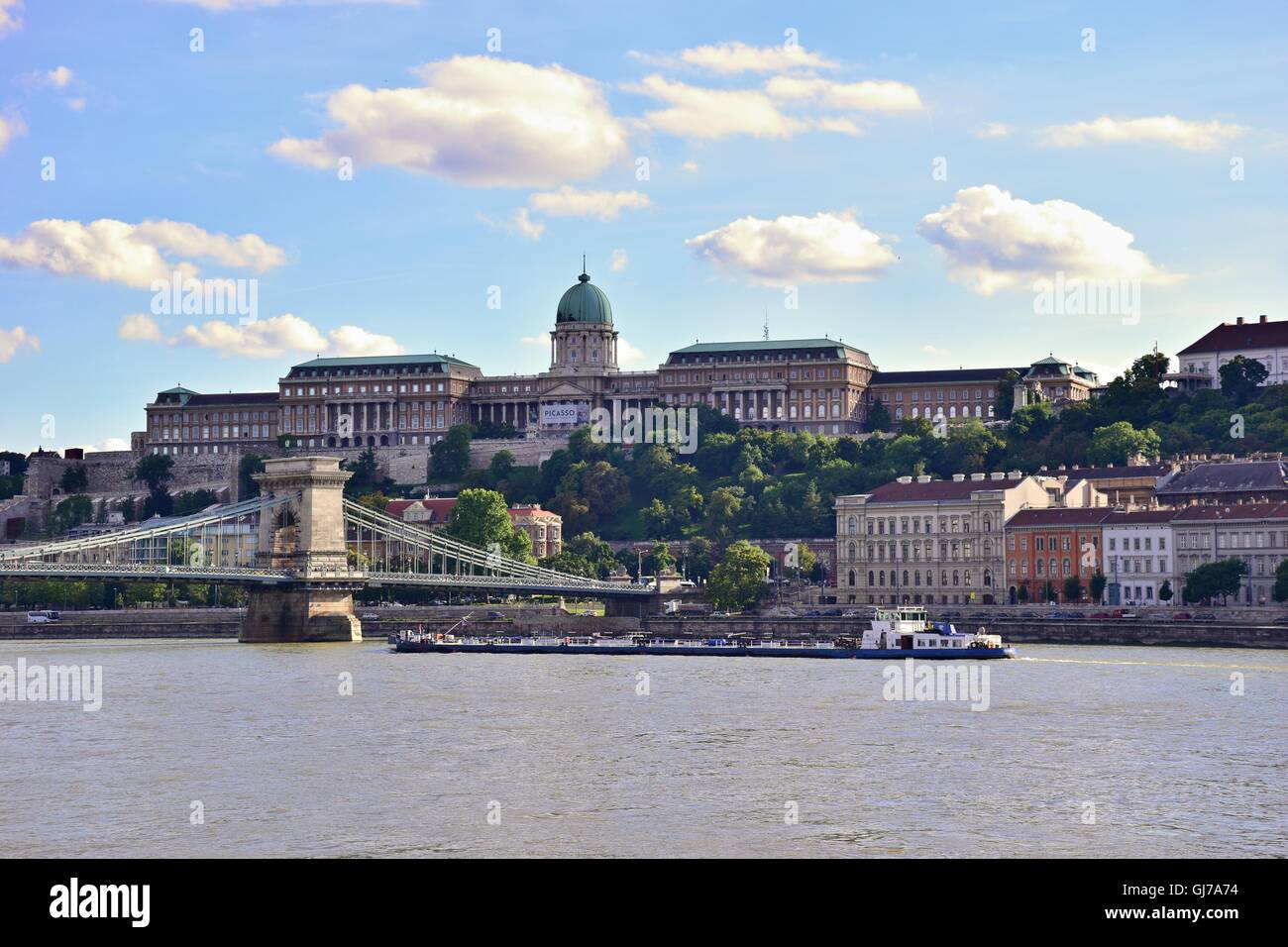 Chain Bridge and Buda Castle in Budapest, Hungary Stock Photo - Alamy