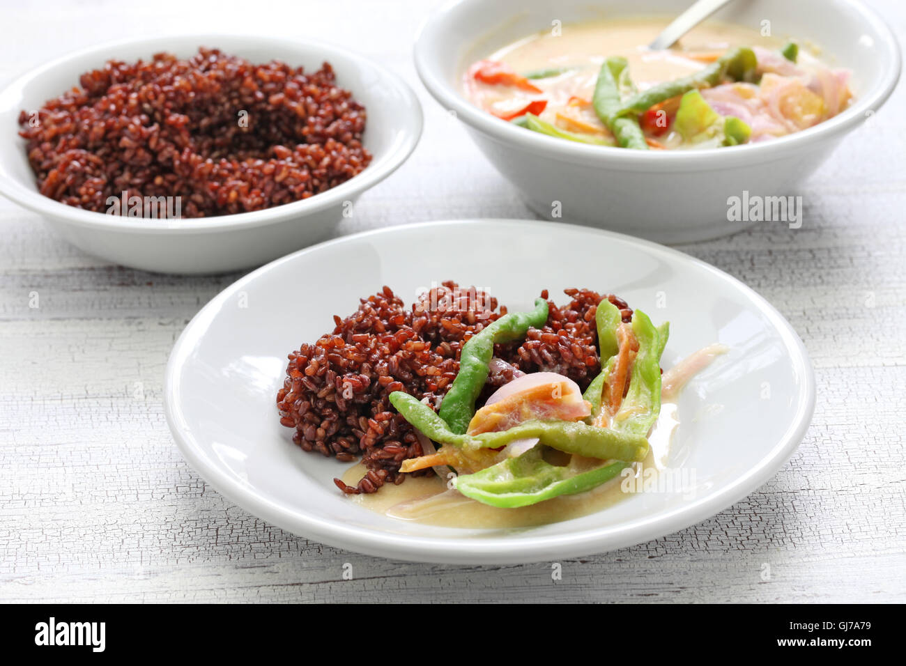 ema datshi (traditional chili cheese stew) with red rice, bhutanese ...