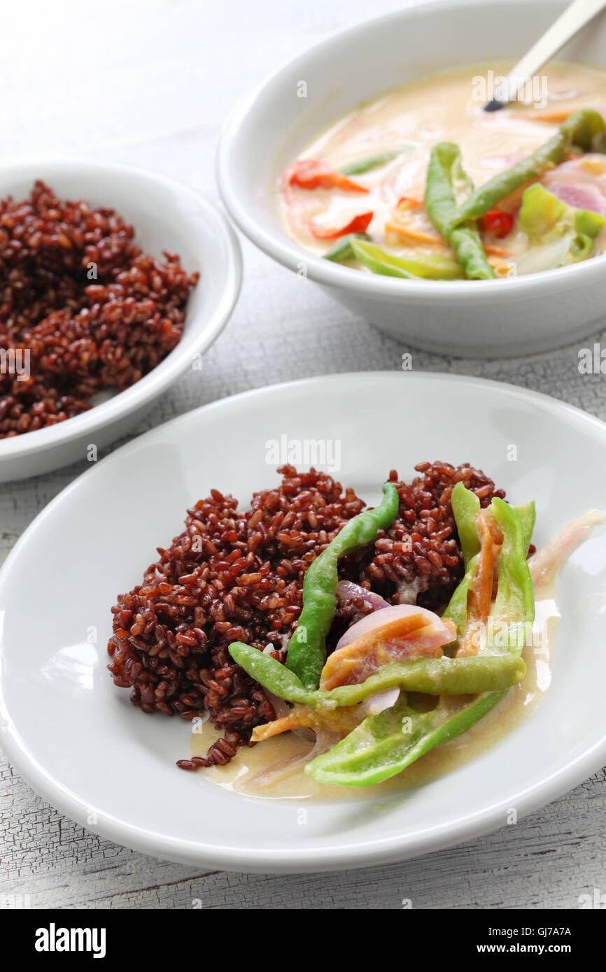 ema datshi (traditional chili cheese stew) with red rice, bhutanese ...