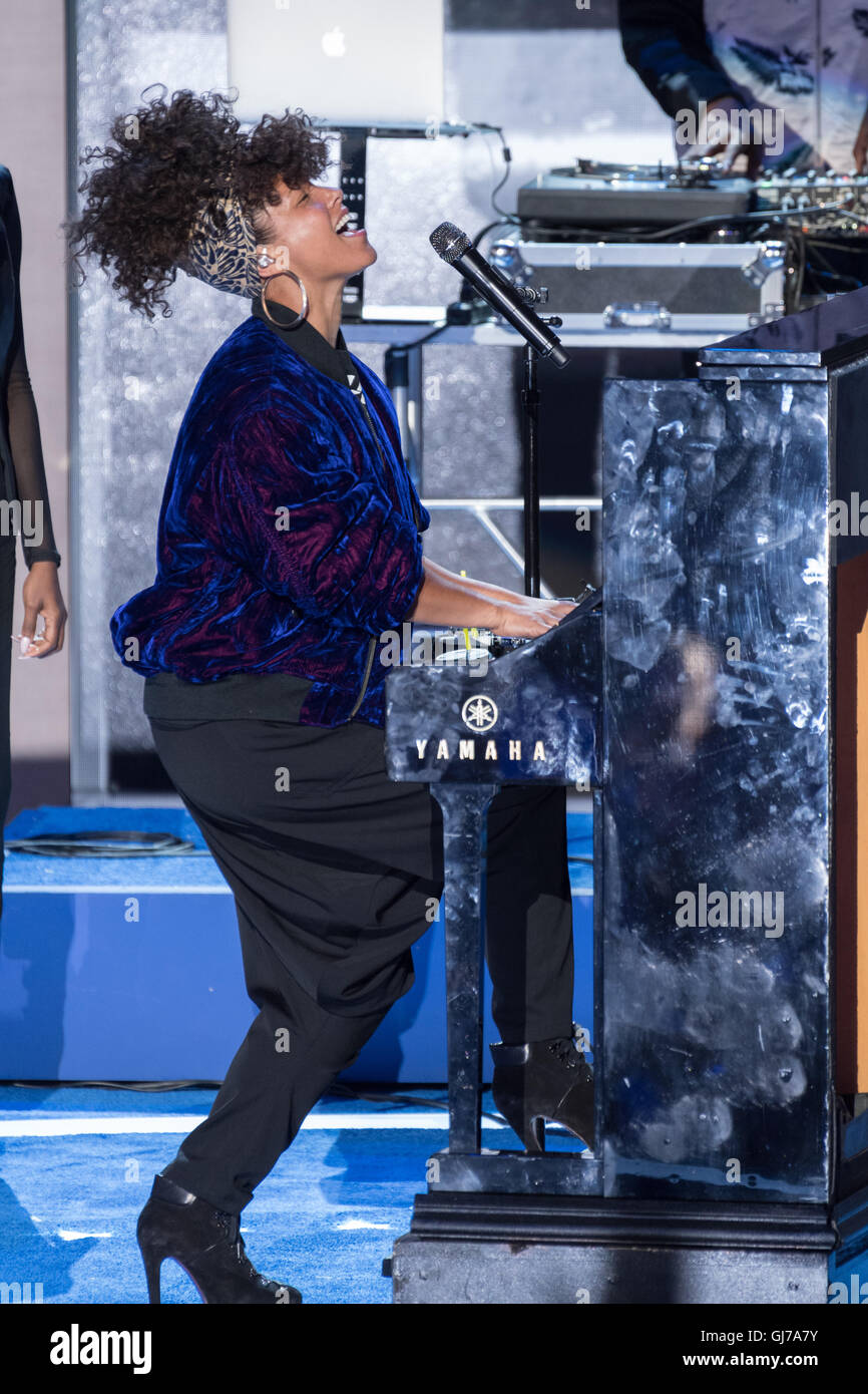 Singer Alicia Keys performs during the 2nd day of the Democratic ...