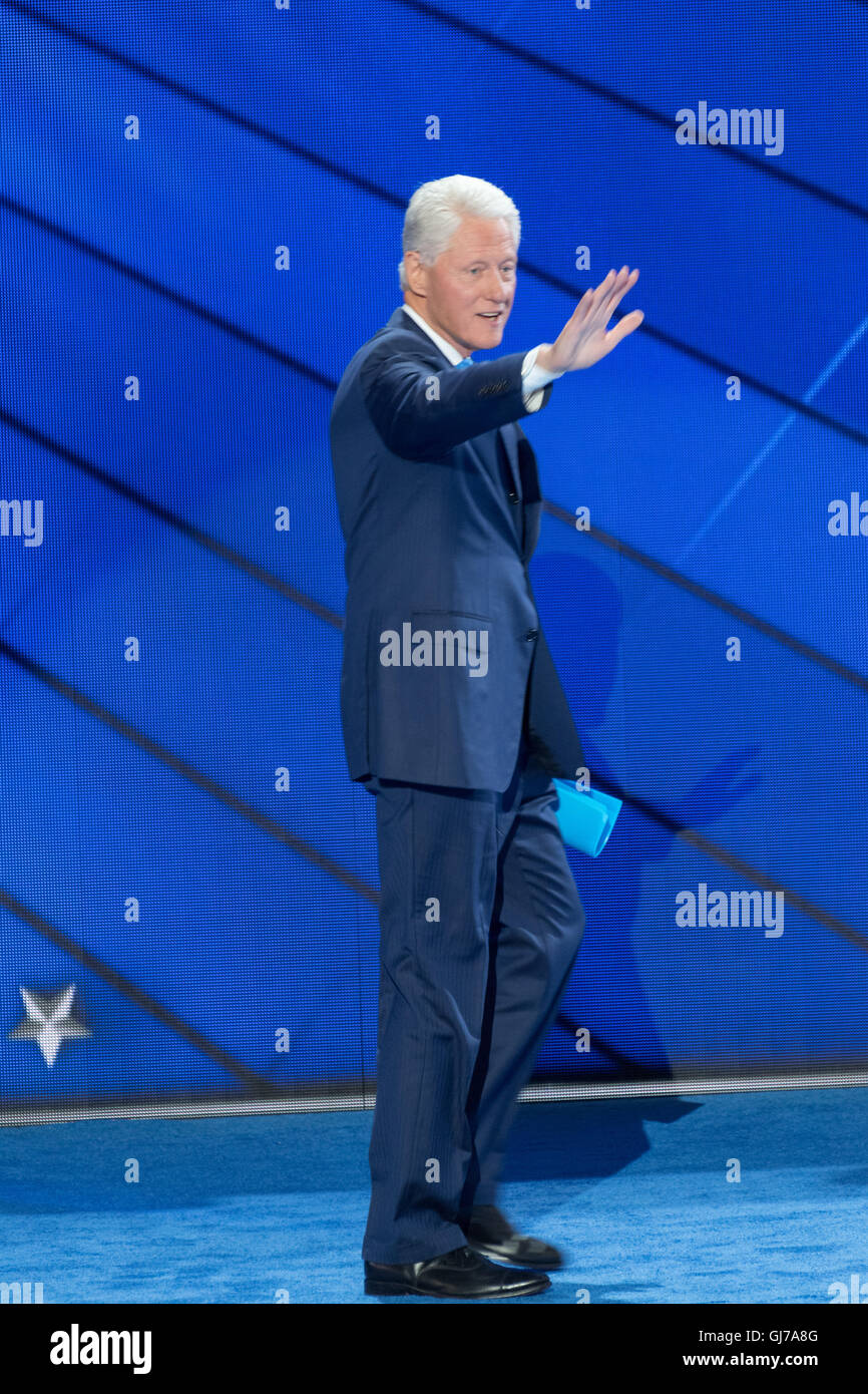 Former President Bill Clinton waves after delivering the keynote ...