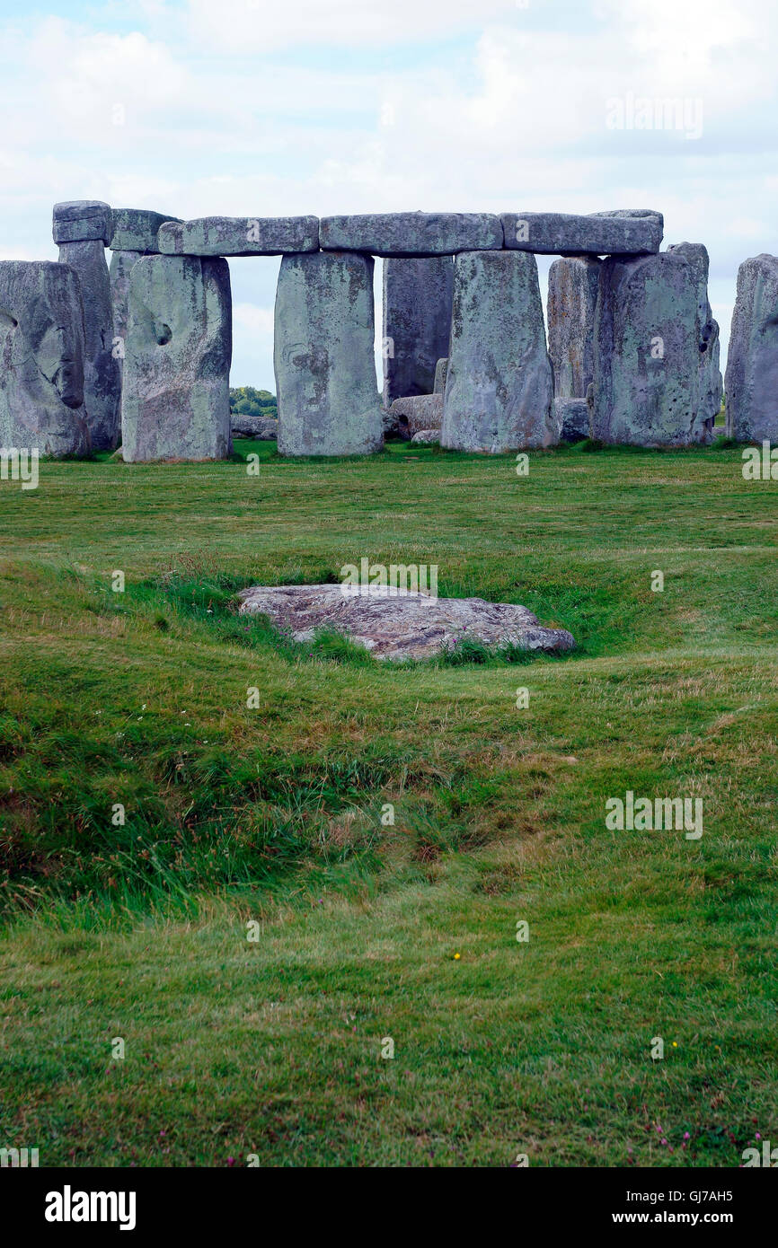 THE SLAUGHTER STONE IN FRONT OF THE SARSEN STONES Stock Photo - Alamy